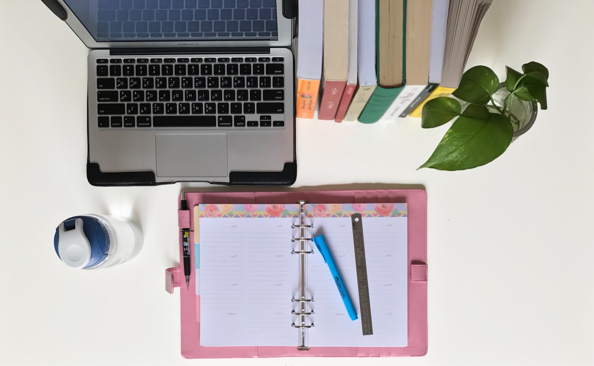 كتب على الطاولة | نهى